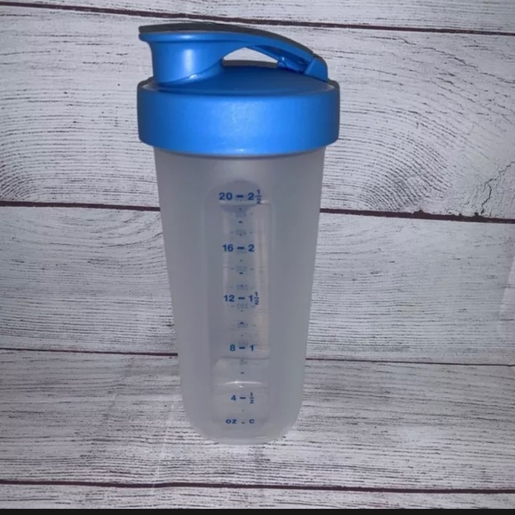 Tupperware | Kitchen | New Tupperware Quick Shake Container 2oz ...